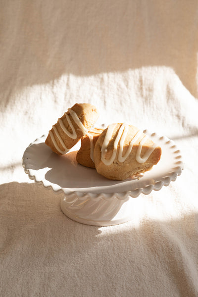 rennes — Biscuiterie Footed Serving Plate