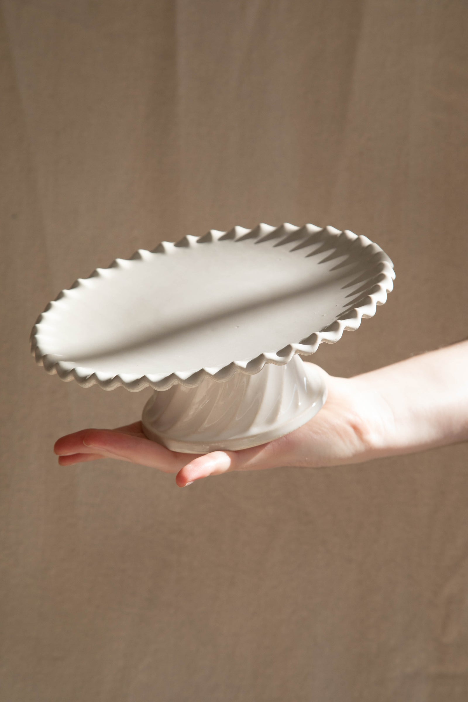 rennes — Biscuiterie Footed Serving Plate